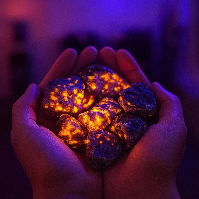 Yooperlite UV Reactive Glowing Raw Stones - Fluorescent Sodalite ...