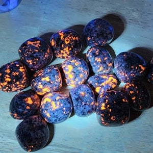 Yooperlite Tumbled Stones - UV Reactive Flame Stones Firestone ...