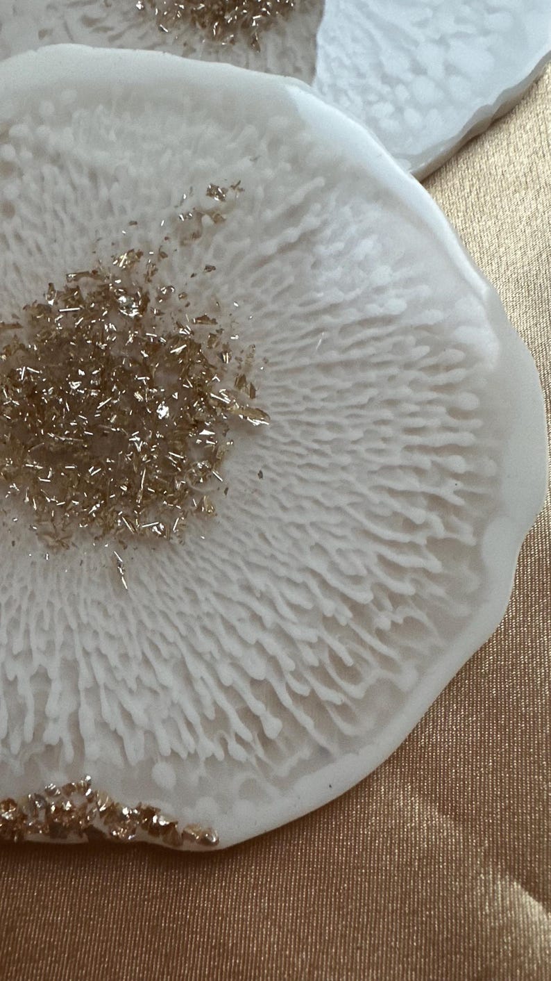 White & Gold Resin Coaster With Crystal Edge – Elegant 13cm Geode-style ...