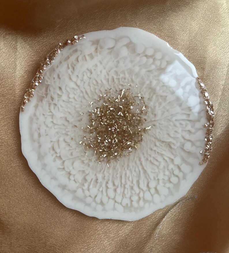 White & Gold Resin Coaster With Crystal Edge – Elegant 13cm Geode-style ...