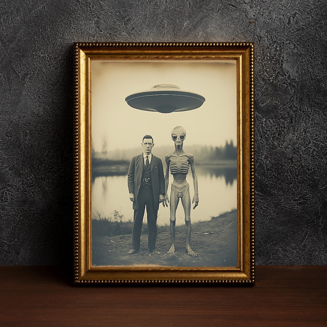 Alien With Scientist - Alien Desert Prints,alien Vintage,old Western ...