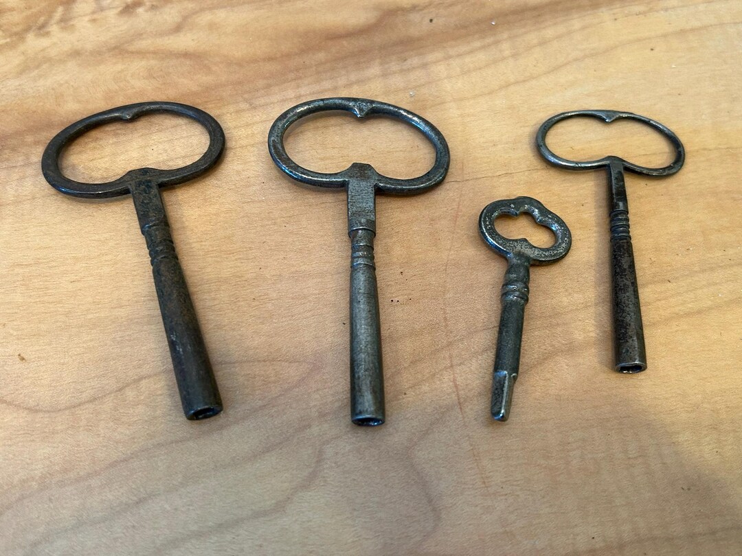 Set of 4 Antique Clock Winding Keys With Loop Handle and Singer Sewing ...