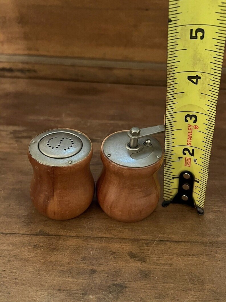 Vintage OLDE THOMPSON Soild Wood Salt and Pepper Shakers Set Grinder ...