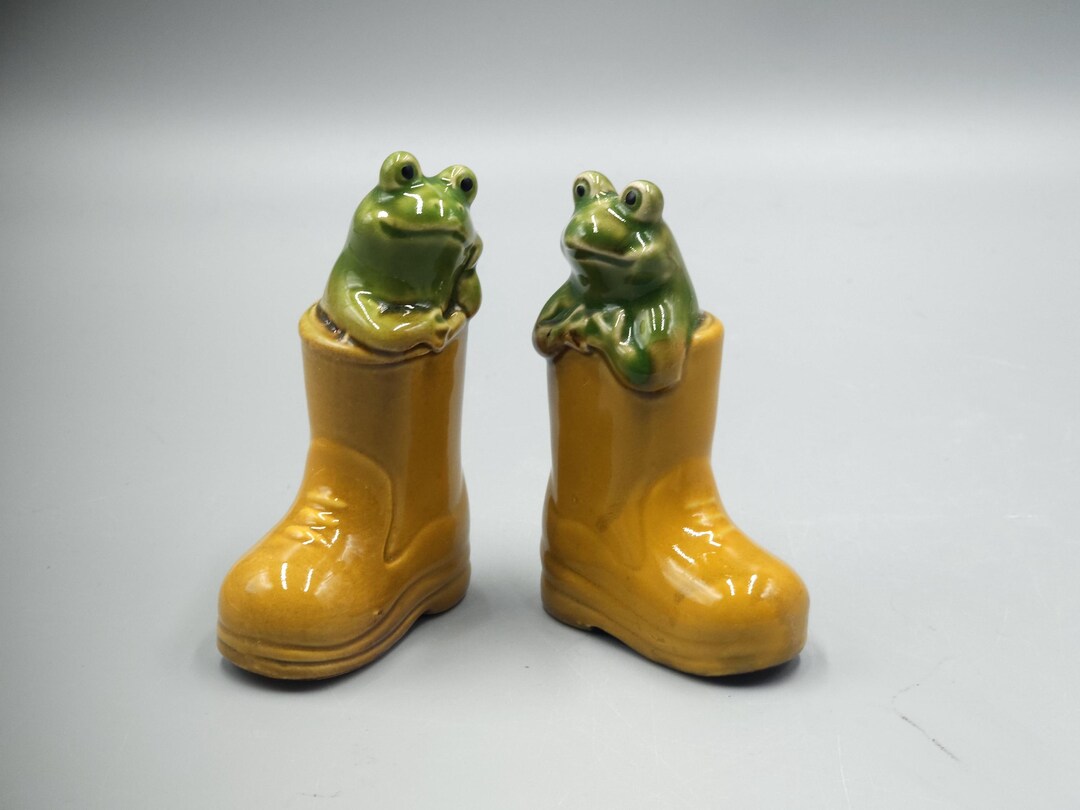 Vintage Cracker Barrel Frogs in Boots Salt & Pepper Shakers. 1990's ...