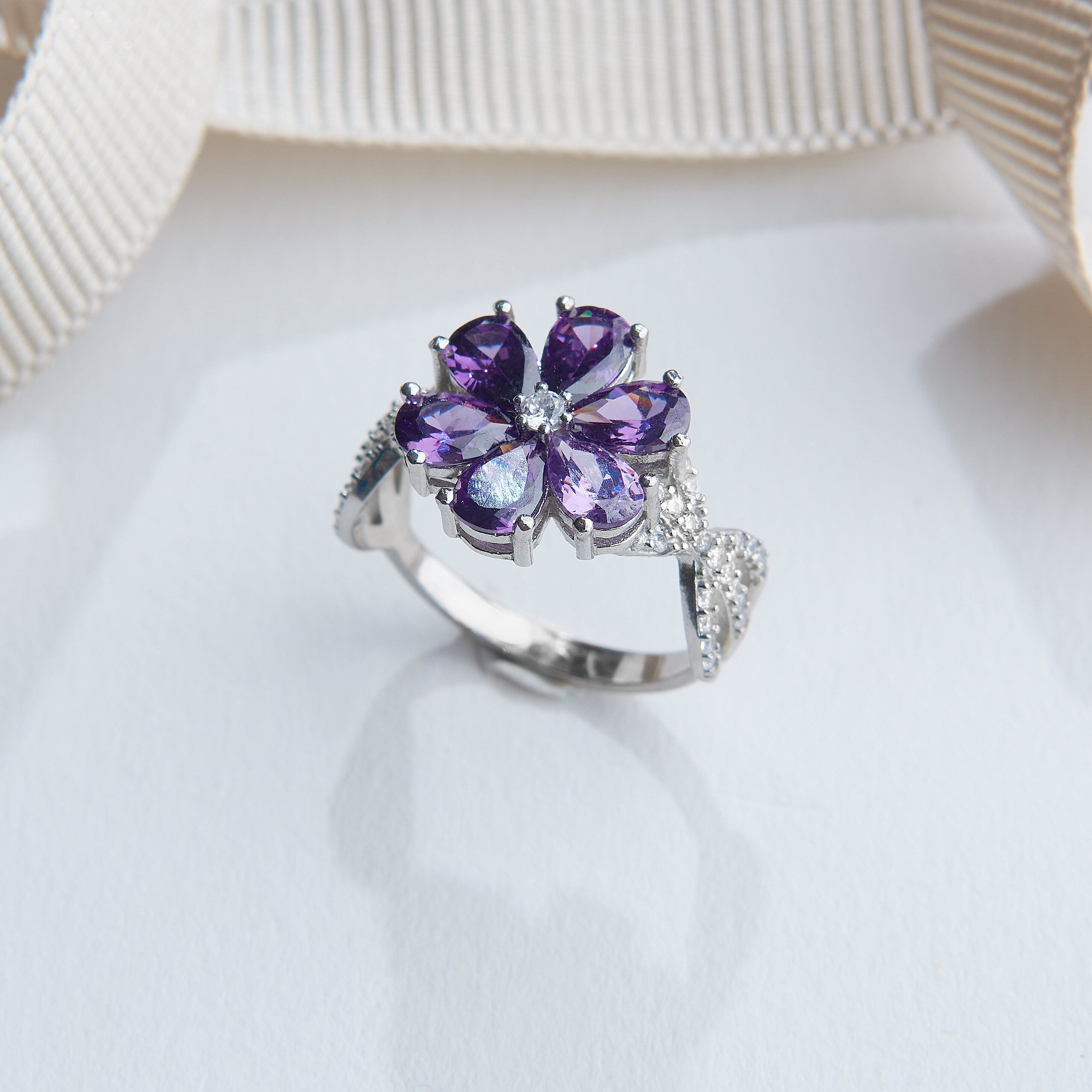 Magnolia Ring, Daisy Ring, Shiny Jewelry, Flower Symbol, Sparkle Stone ...