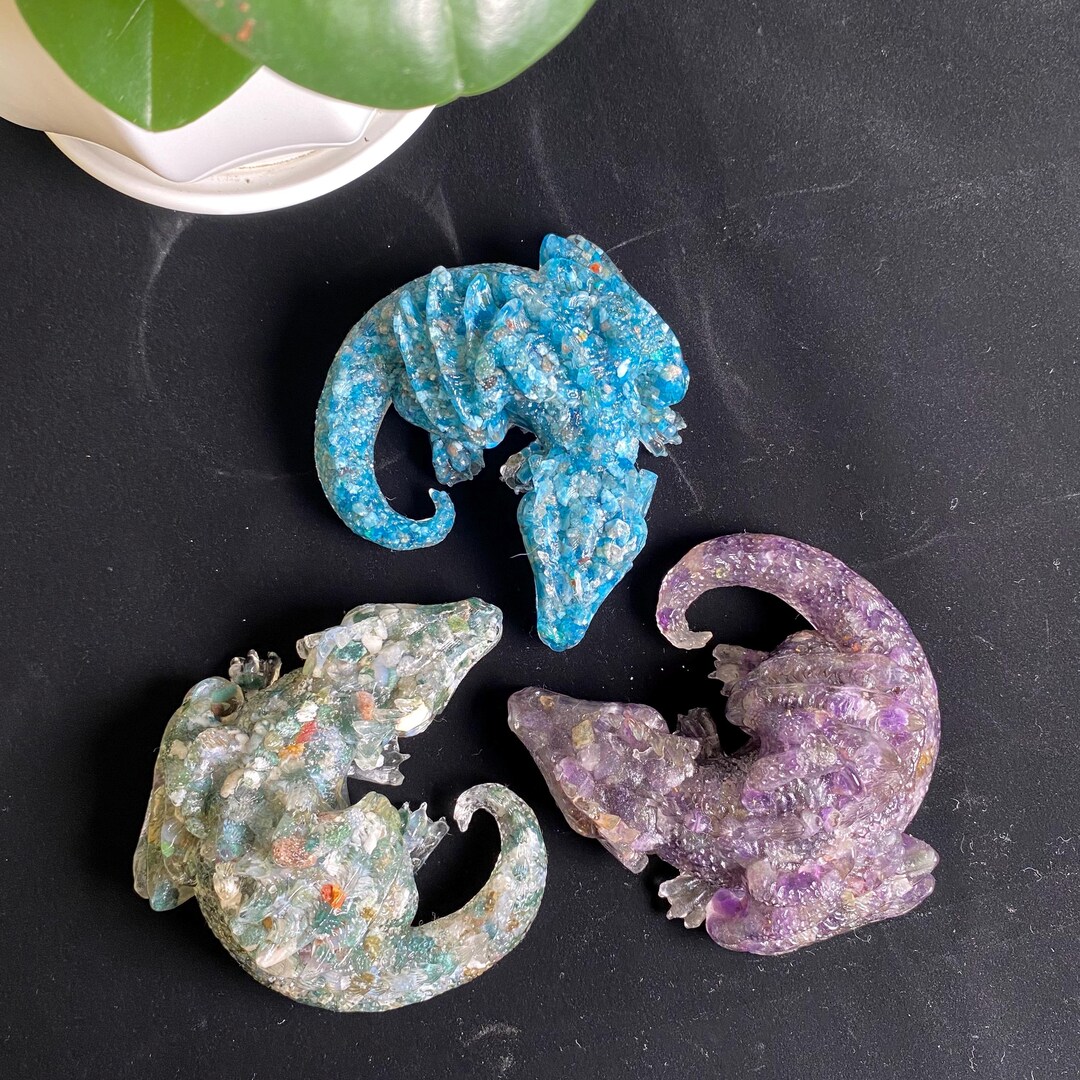 Handmade Crystal Chips Fly Dragon in Resin, Natural Crystal Chips Craft ...