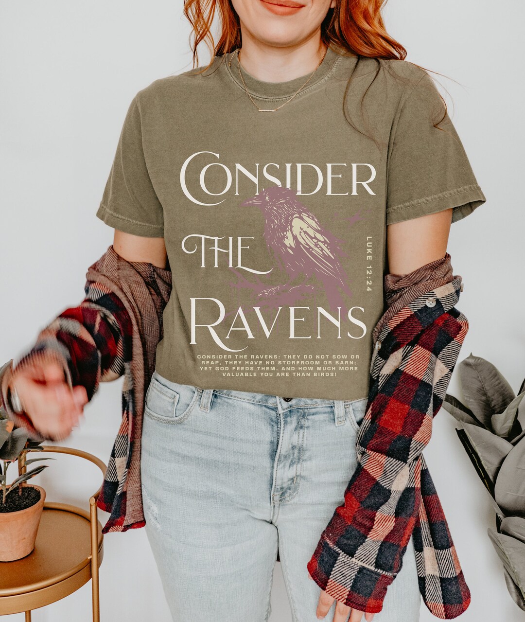 Considere a los cuervos Boho Christian Comfort Colors Camiseta ...
