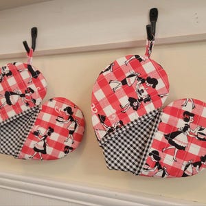 Sweet Heart Oven Mitts, Set of Two Quilted Retro Pot Holders, Retro ...