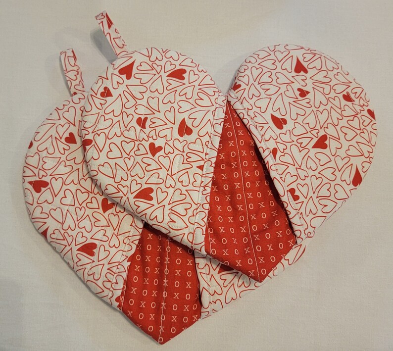 Sweet Heart Oven Mitts, Set of Two Quilted Heart Oven Mitts, Valentine ...