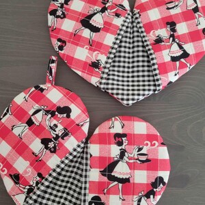 Sweet Heart Oven Mitts, Set of Two Quilted Retro Pot Holders, Retro ...