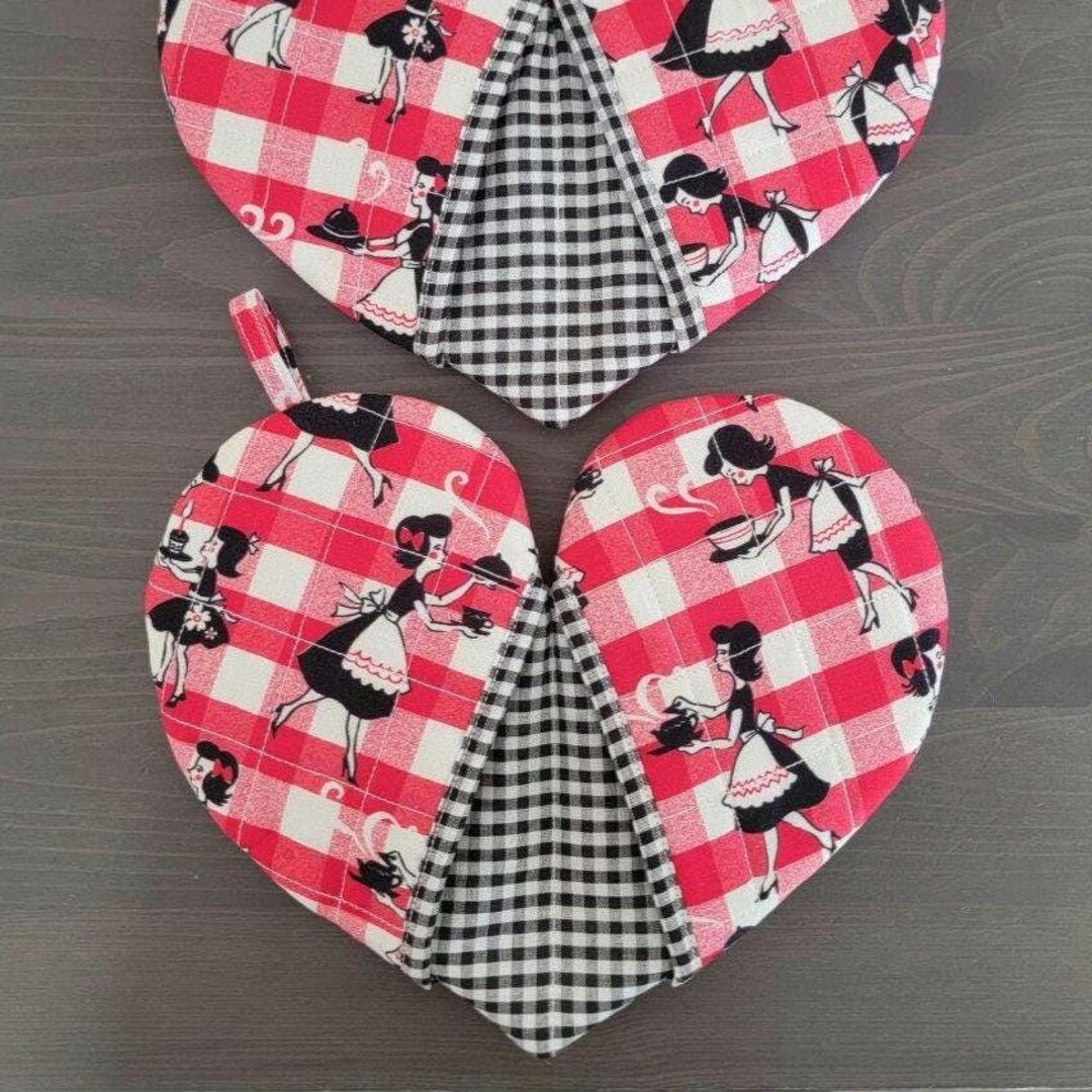 Sweet Heart Oven Mitts, Set of Two Quilted Retro Pot Holders, Retro ...