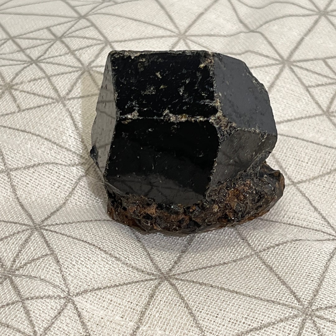 Melanite Garnet. Intense Luster and Geometry - Etsy