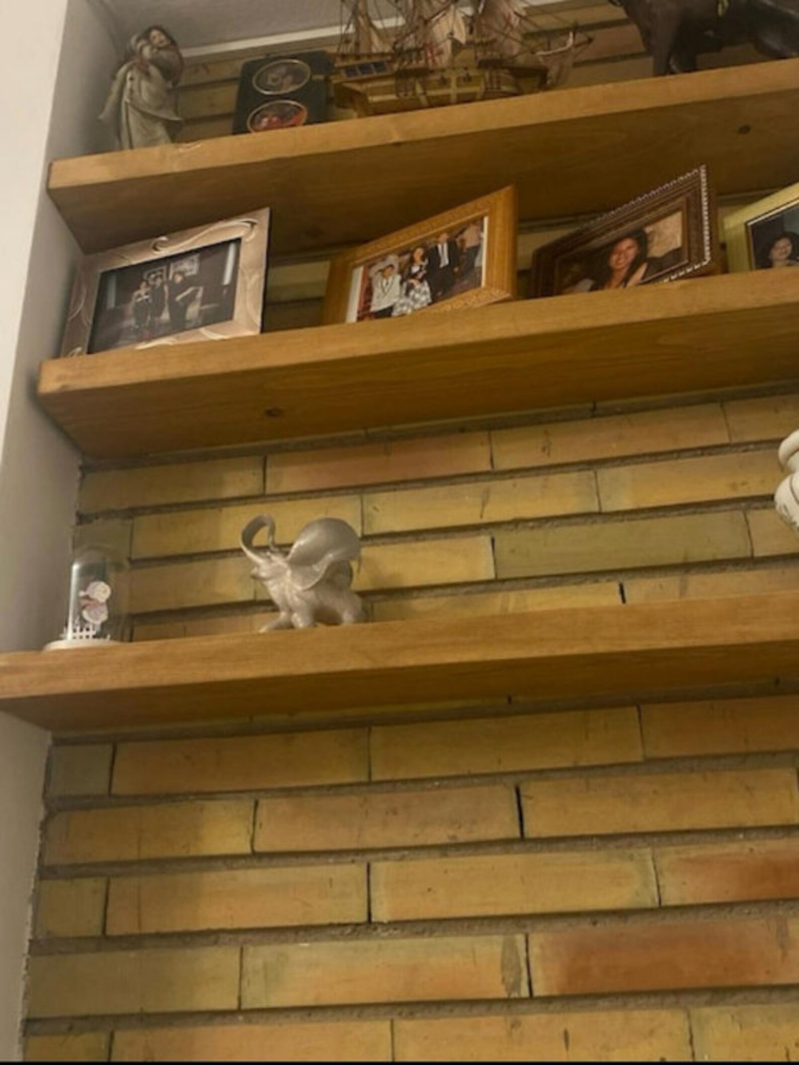 White Radius Floating Shelves With Plate Groove, Custom Size Floating ...