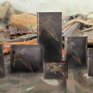 Bass Men's Bifold Leather Wallet. Brown Burnished Full Grain Finish ...