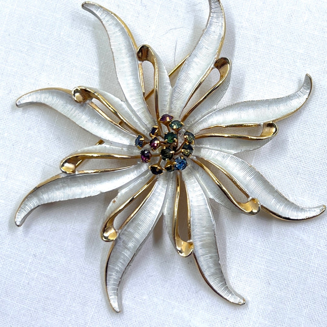 « Acte II » vintage signé grande fleur blanche colorée avec strass ...