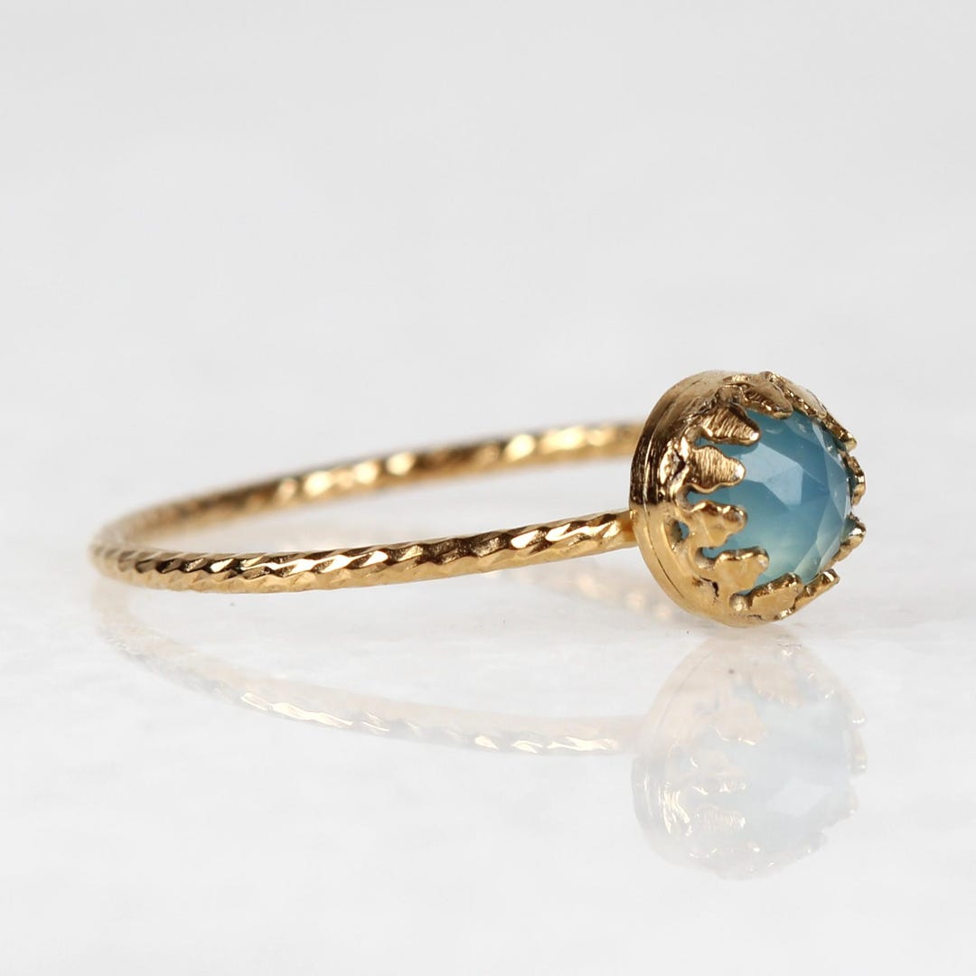 Anillo minimalista de oro con ágata azul, anillo minimalista apilable ...