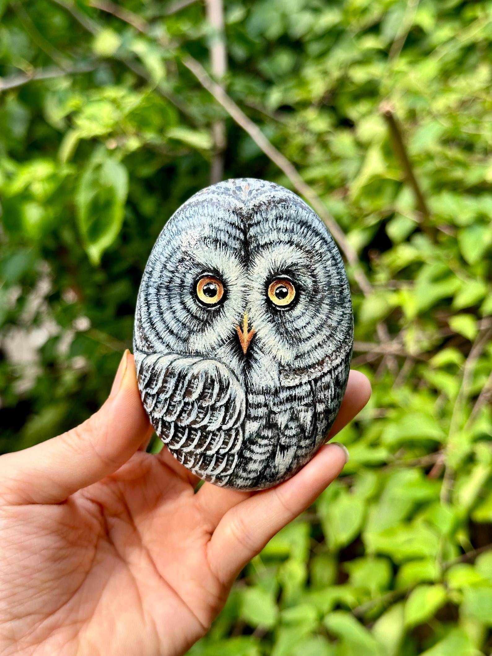 Búho pintado a mano con guijarros/arte rupestre y soporte de exhibición ...