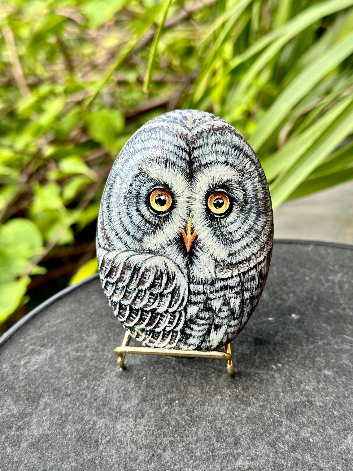 Búho pintado a mano con guijarros/arte rupestre y soporte de exhibición ...