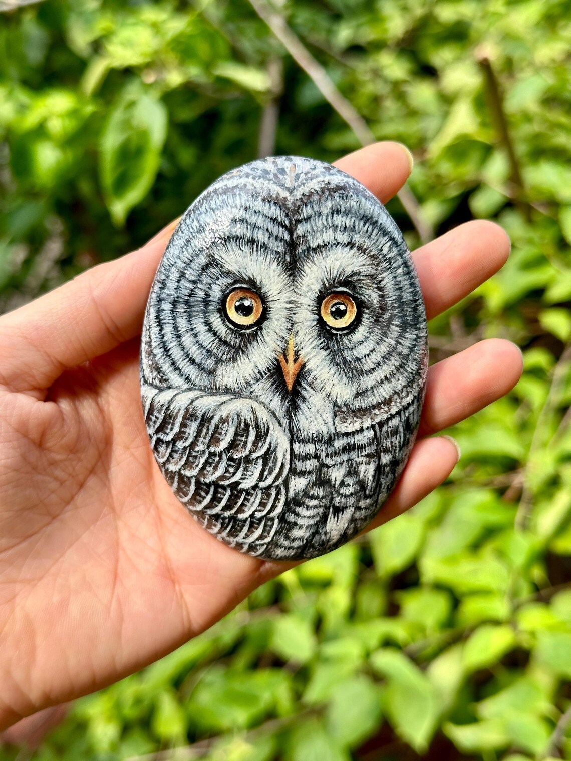 Búho pintado a mano con guijarros/arte rupestre y soporte de exhibición ...