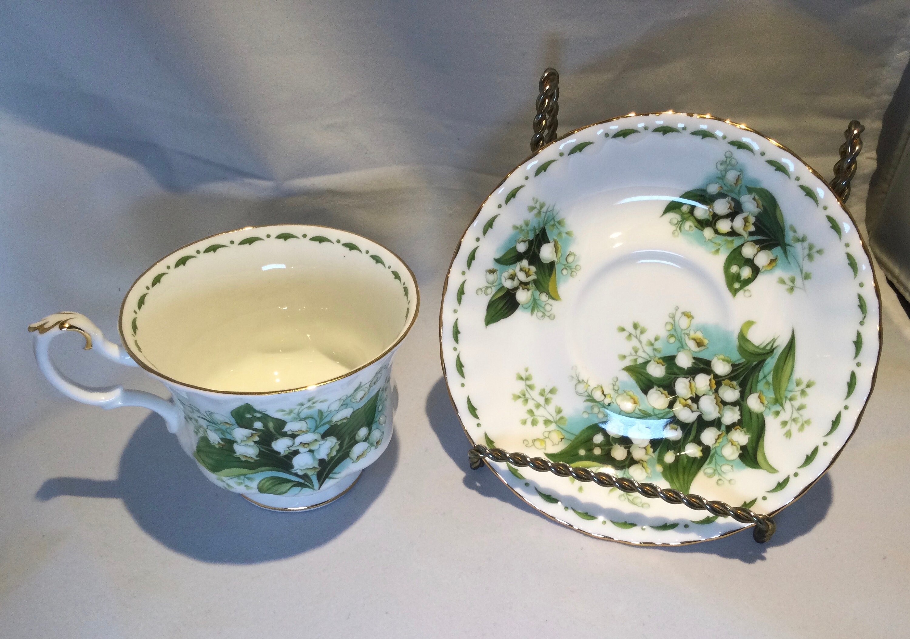 Royal Albert Tea Cup and Saucer - Flower of the Month Lily of the ...