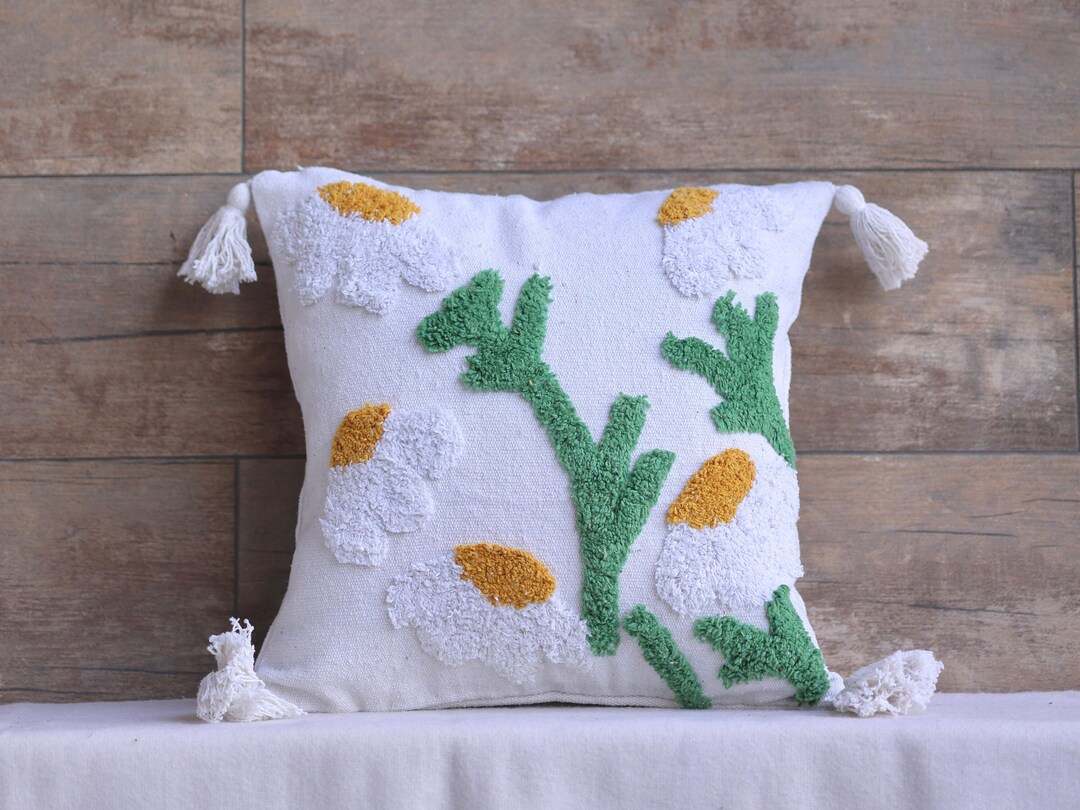 Daisy Flower Pillow: Hand Tufted Boho Cushion Cover With Tassels (16x16 ...