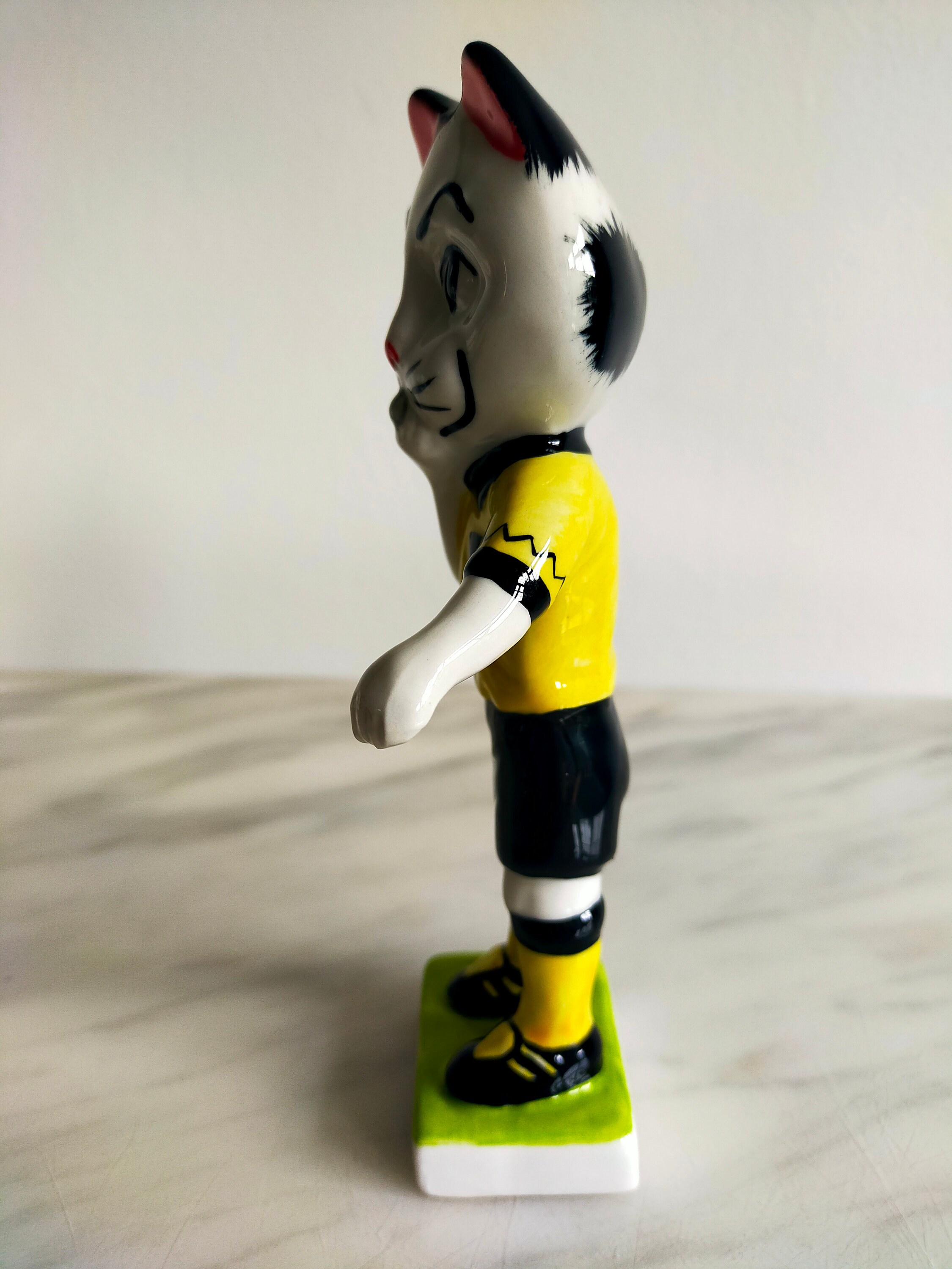 Lorna Bailey Model of referee the Cat From the Lorna Bailey Football ...