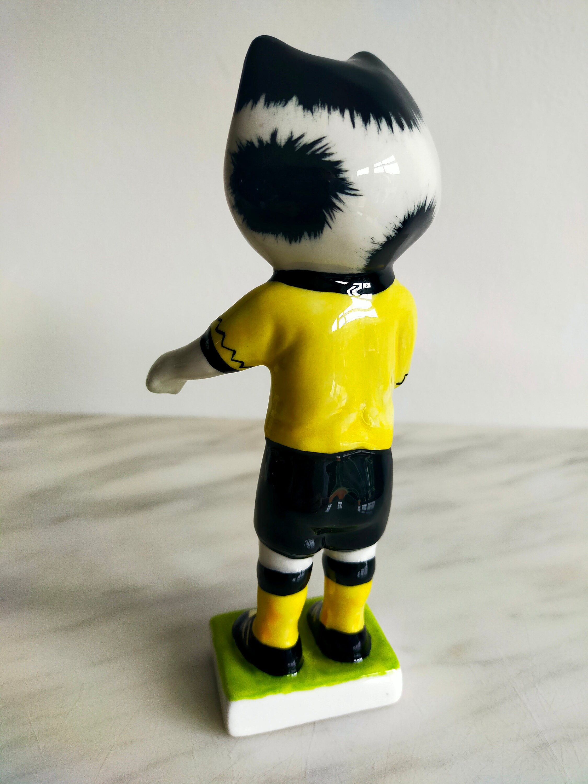 Lorna Bailey Model of referee the Cat From the Lorna Bailey Football ...