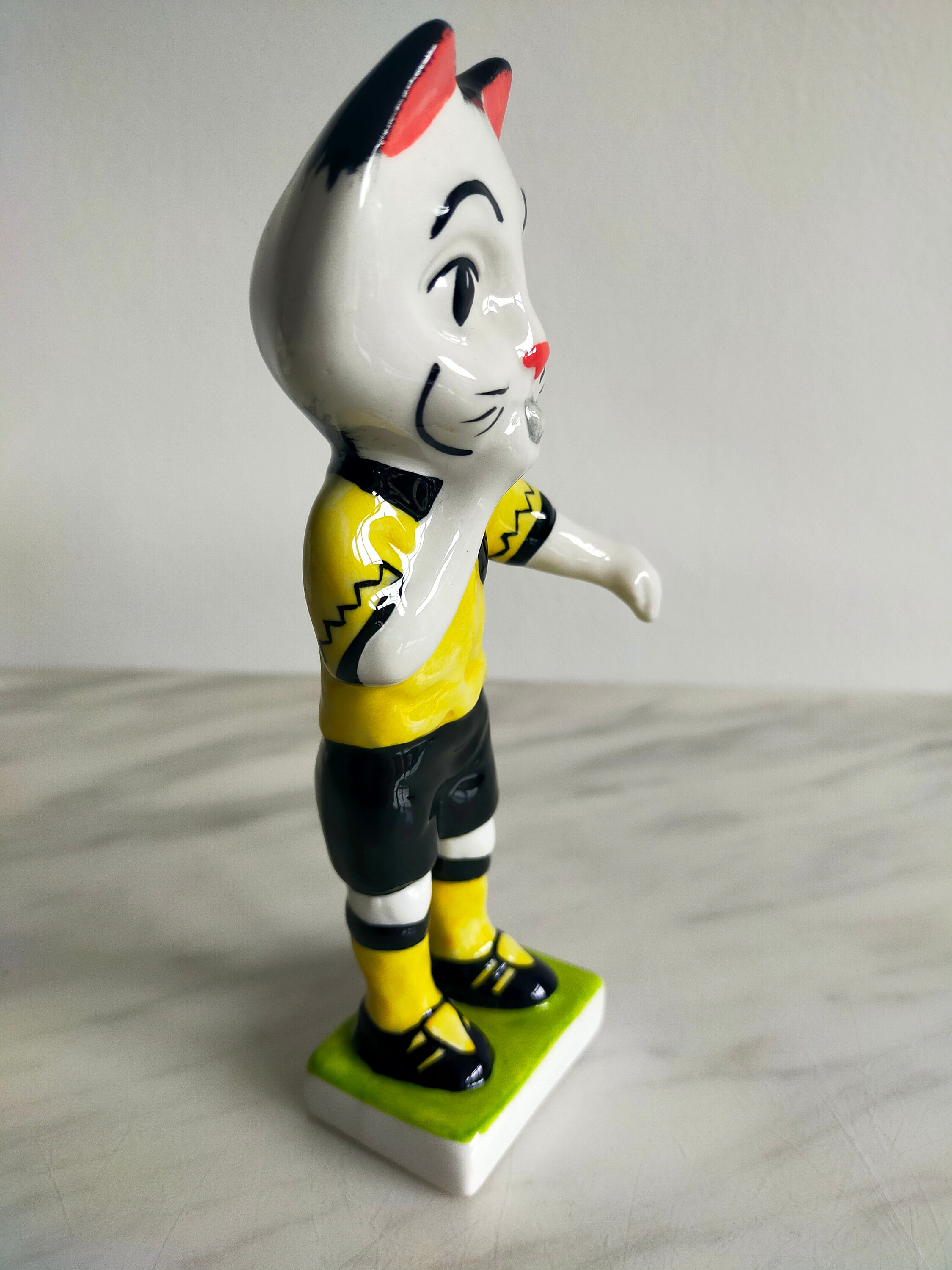 Lorna Bailey Model of referee the Cat From the Lorna Bailey Football ...