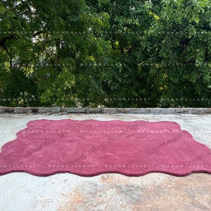 Raspberry Red Scalloped Tufted Area Rug, Plain Shade Hand-tufted Wool ...
