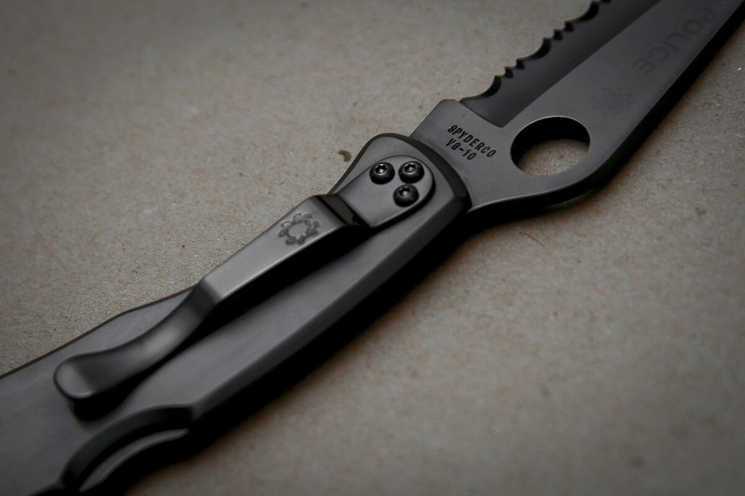 Knives Spyderco Police Full Serrated Black With PVD Coating. Melontools ...