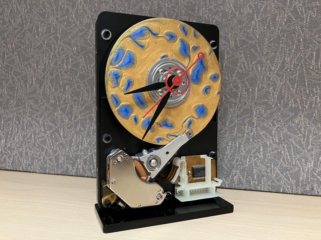 Hard Drive Clock Gone Viral for the Amused IT Professional, Engineer or ...