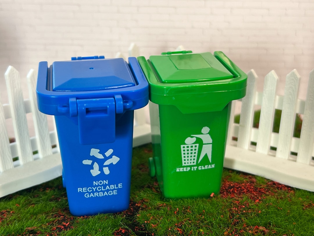 Dollhouse Miniature Trash Cans 1:12, 1PC Has Lid That Opens and Rolling ...