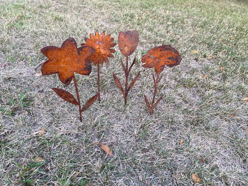 Rusty Garden Art Flowers Rusty Metal Flower Stakes Metal Yard Art Metal ...