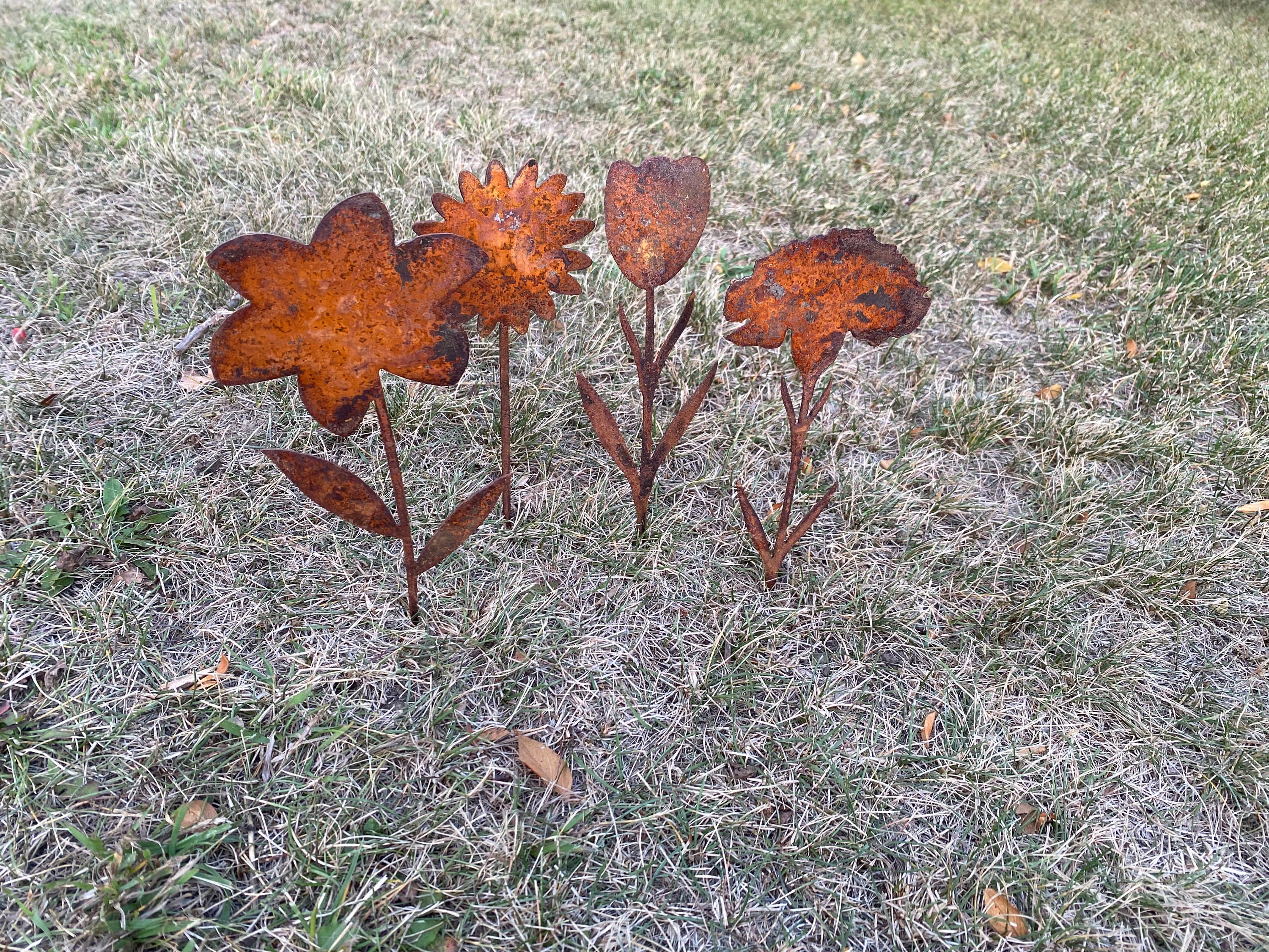 Rusty Garden Art Flowers Rusty Metal Flower Stakes - Metal Yard Art ...