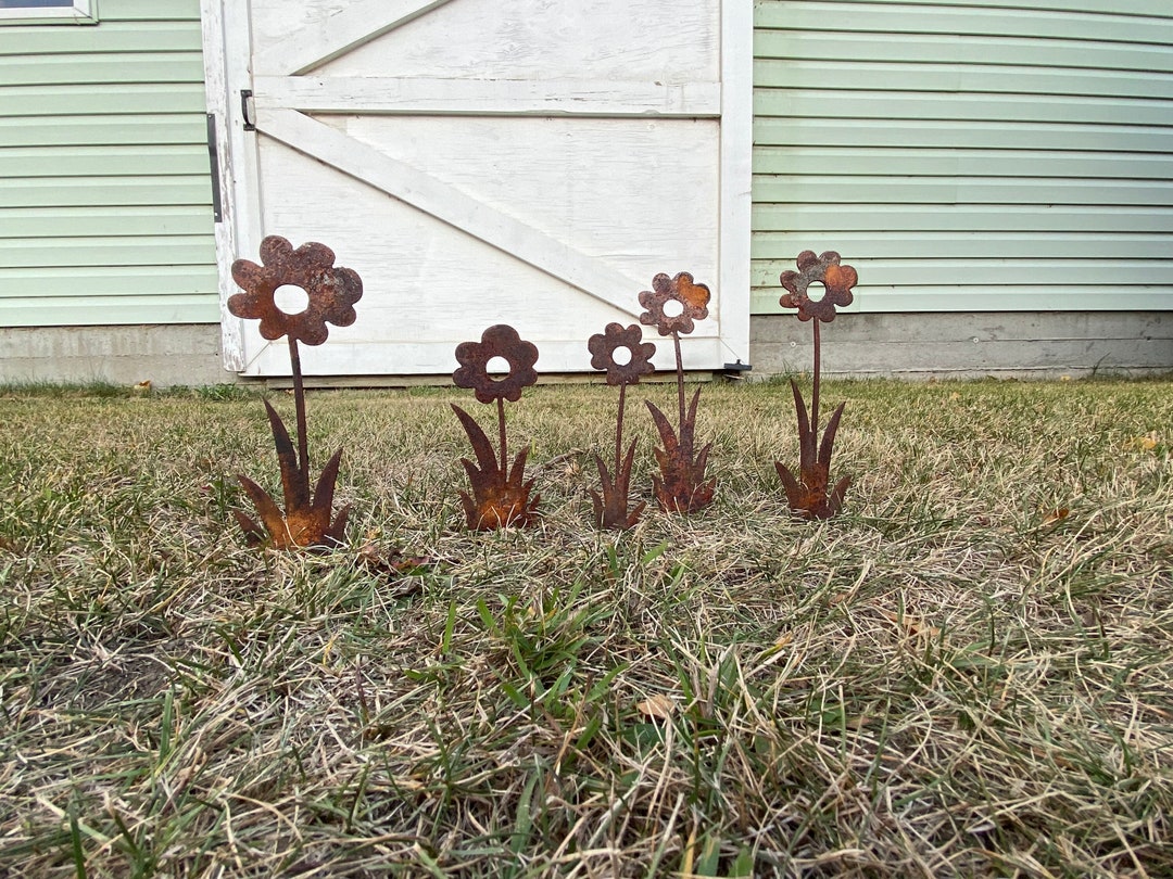 Rusty Flower Bouquet Garden Art Flowers Rusty Metal Flower Stakes ...