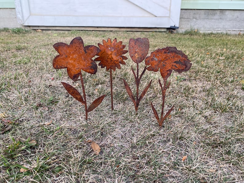 Rusty Garden Art Flowers Rusty Metal Flower Stakes Metal Yard Art Metal ...