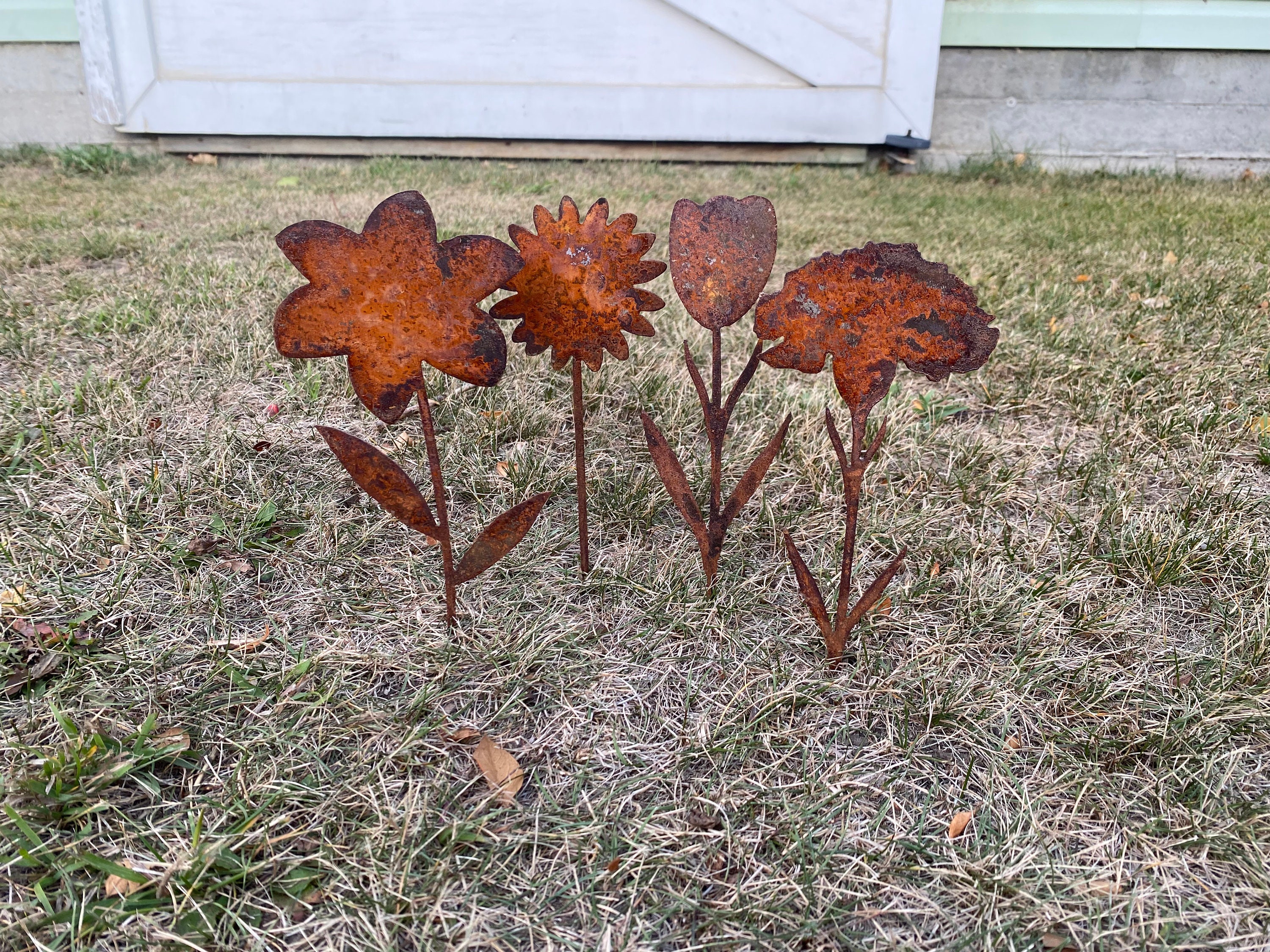 Rusty Garden Art Flowers Rusty Metal Flower Stakes Metal Yard Art Metal ...