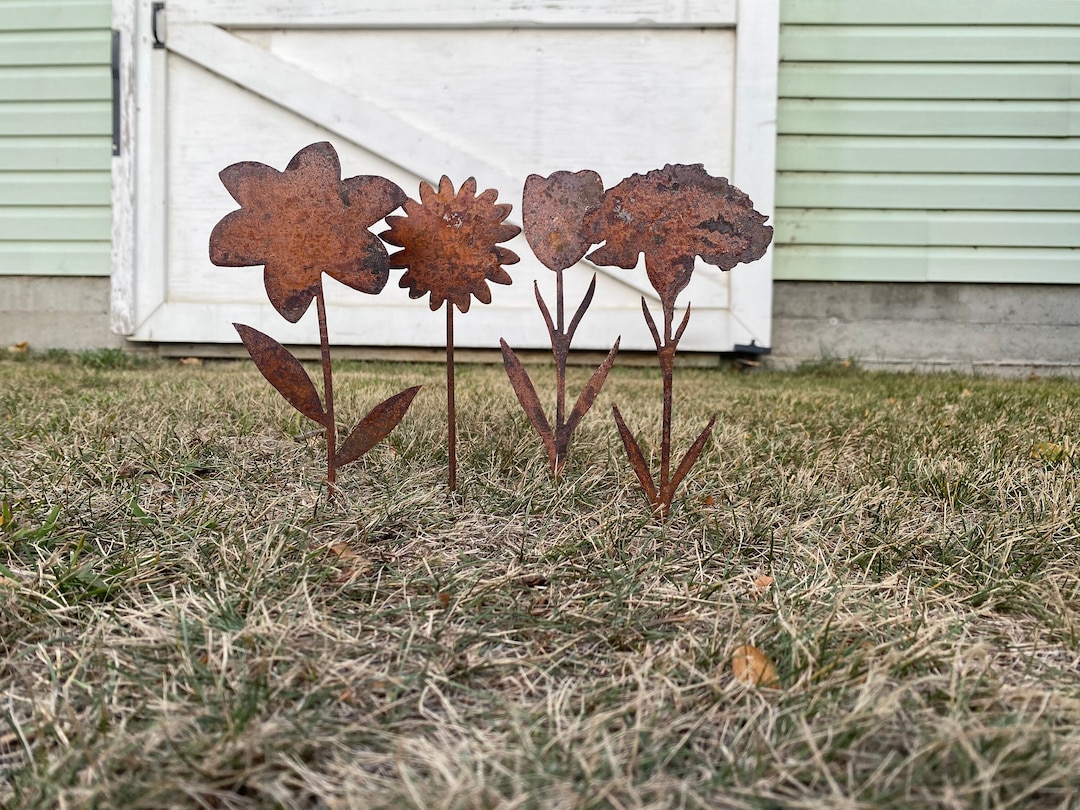 Rusty Garden Art Flowers Rusty Metal Flower Stakes - Metal Yard Art ...