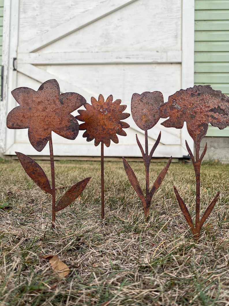 Rusty Garden Art Flowers Rusty Metal Flower Stakes Metal Yard Art Metal ...