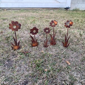 Rusty Flower Bouquet Garden Art Flowers Rusty Metal Flower Stakes ...