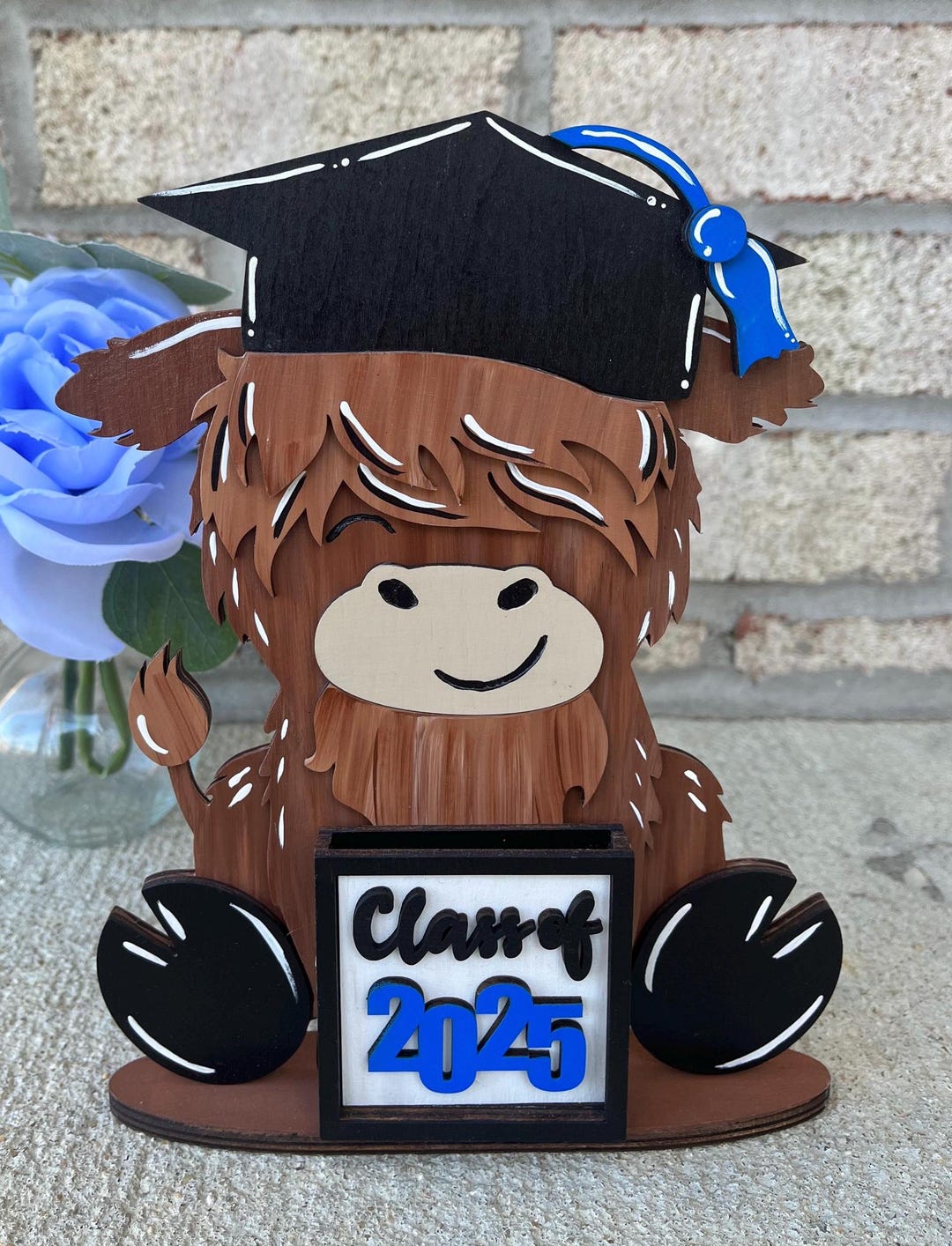 Graduation Highland Cow With Class of 2025 Mini Sign, Desk Decor, Fun ...