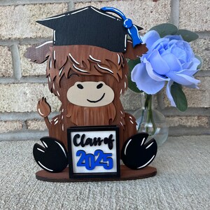 Graduation Highland Cow With Class of 2025 Mini Sign, Desk Decor, Fun ...