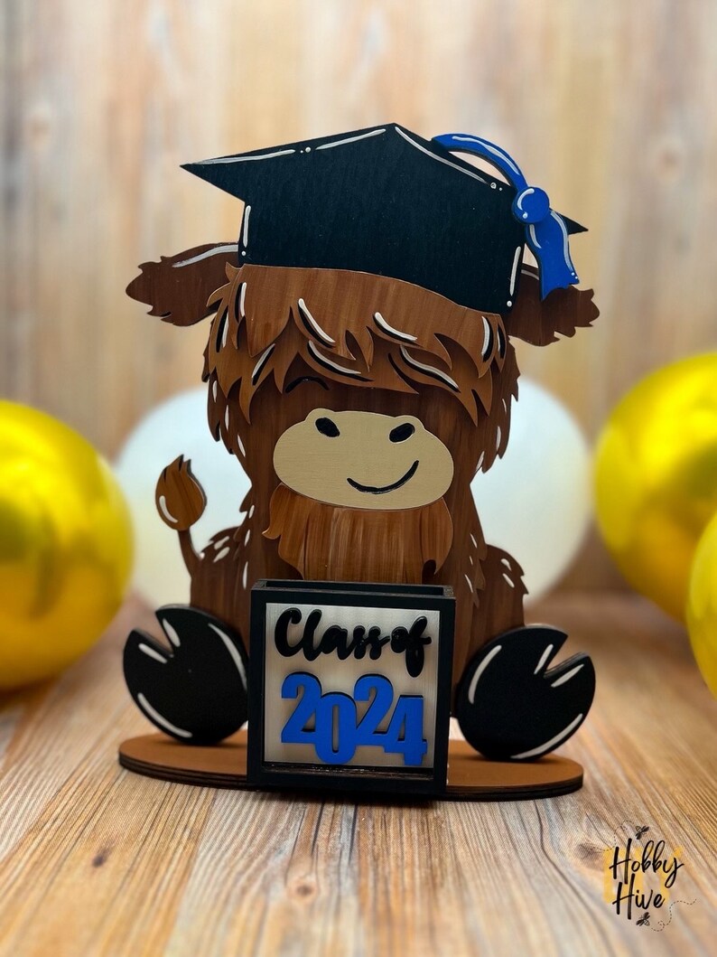 Graduation Highland Cow With Class of 2026 Mini Sign, Desk Decor, Fun ...