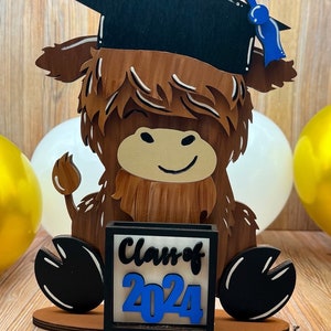 Graduation Highland Cow With Class of 2025 Mini Sign, Desk Decor, Fun ...