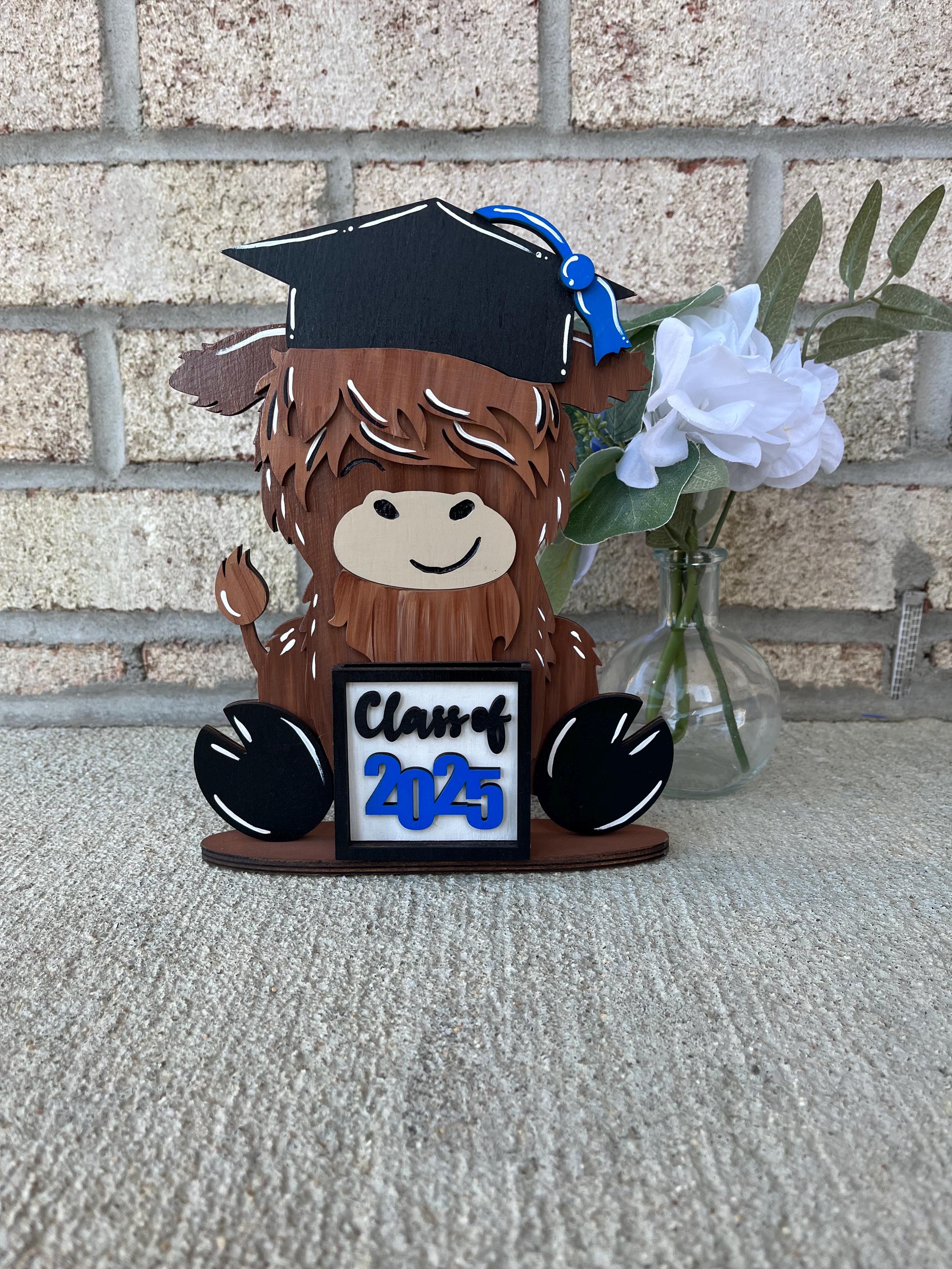 Graduation Highland Cow With Class of 2026 Mini Sign, Desk Decor, Fun ...
