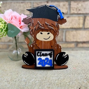 Graduation Highland Cow With Class of 2025 Mini Sign, Desk Decor, Fun ...