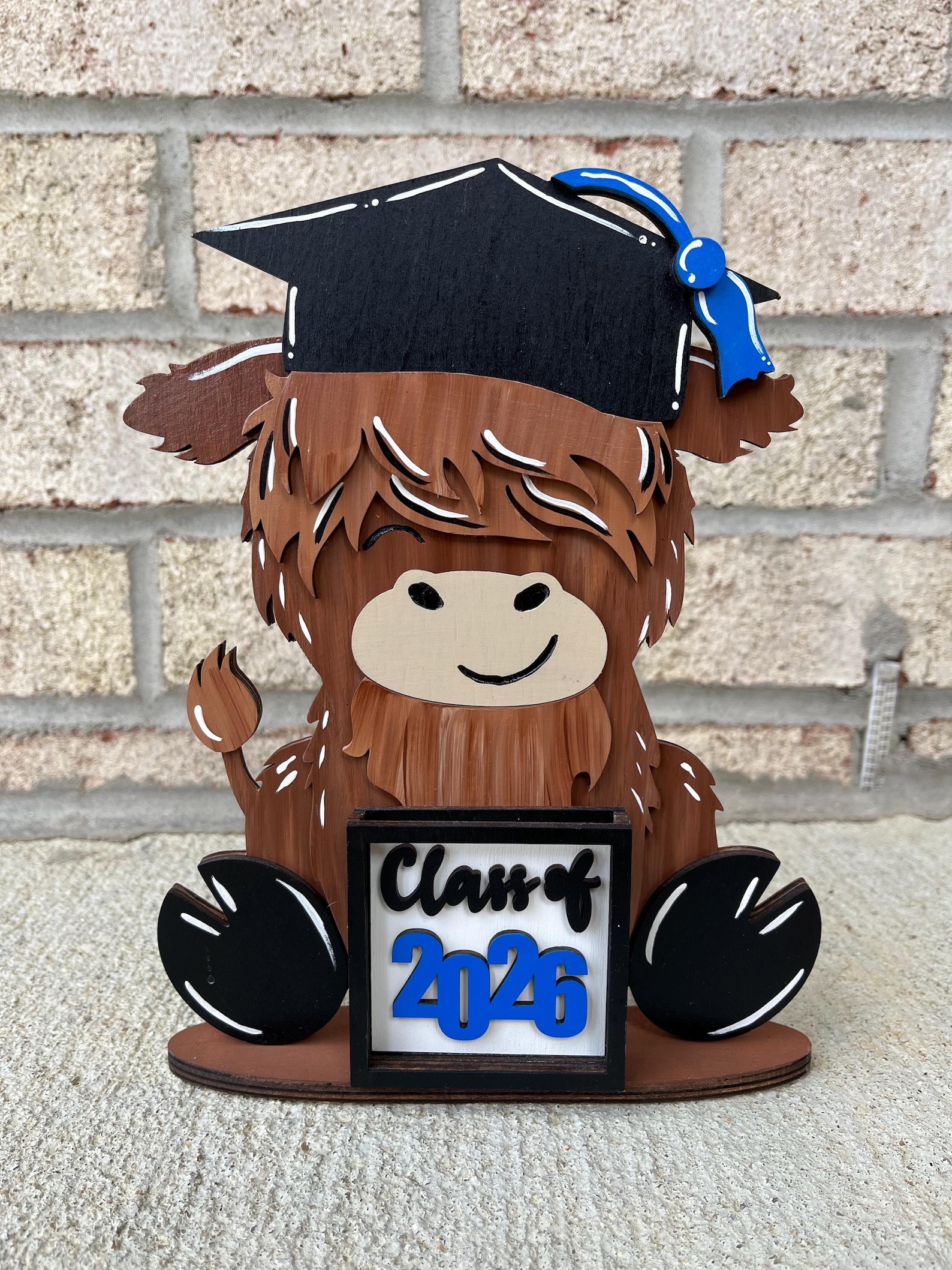 Graduation Highland Cow With Class of 2026 Mini Sign, Desk Decor, Fun ...