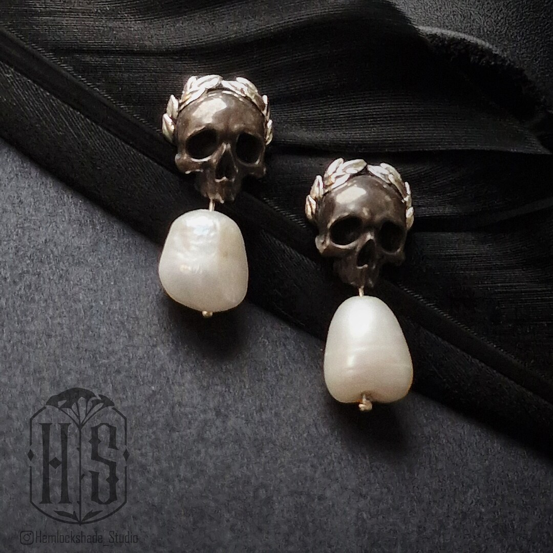 Skull Dangling Earrings shadow Muse Gothic / Dark Academia / Dark ...
