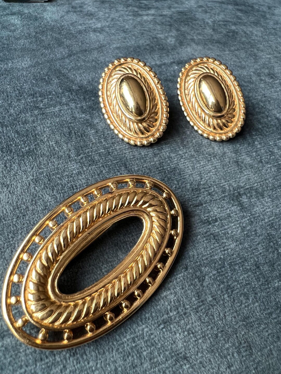 Vintage Monet Jewelry Set – Gold Tone Brooch & Clip-on Earrings – 1980s ...