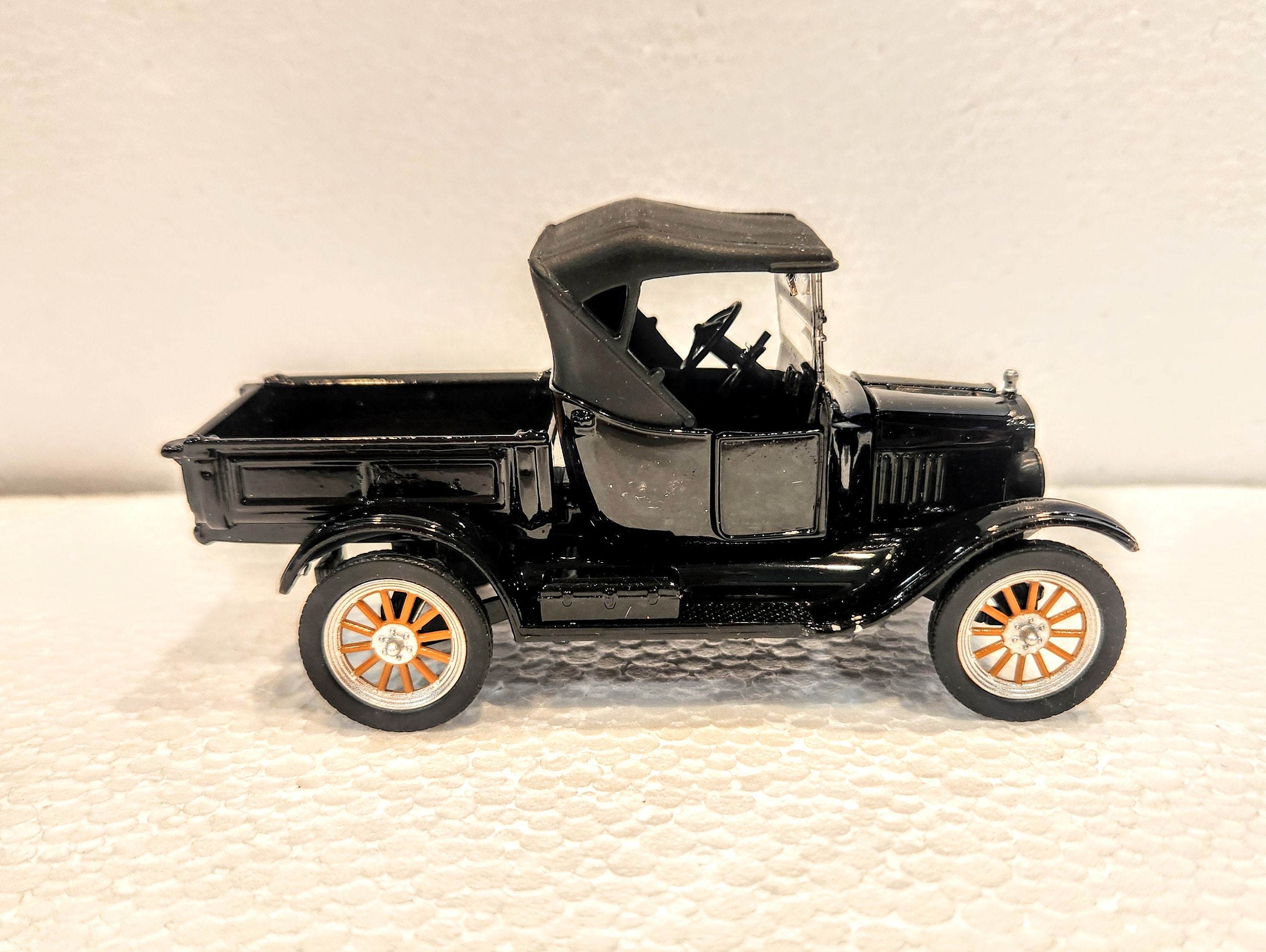 Set of Two 1925 Ford Model T Pickup Truck, National Motor Museum Mint ...